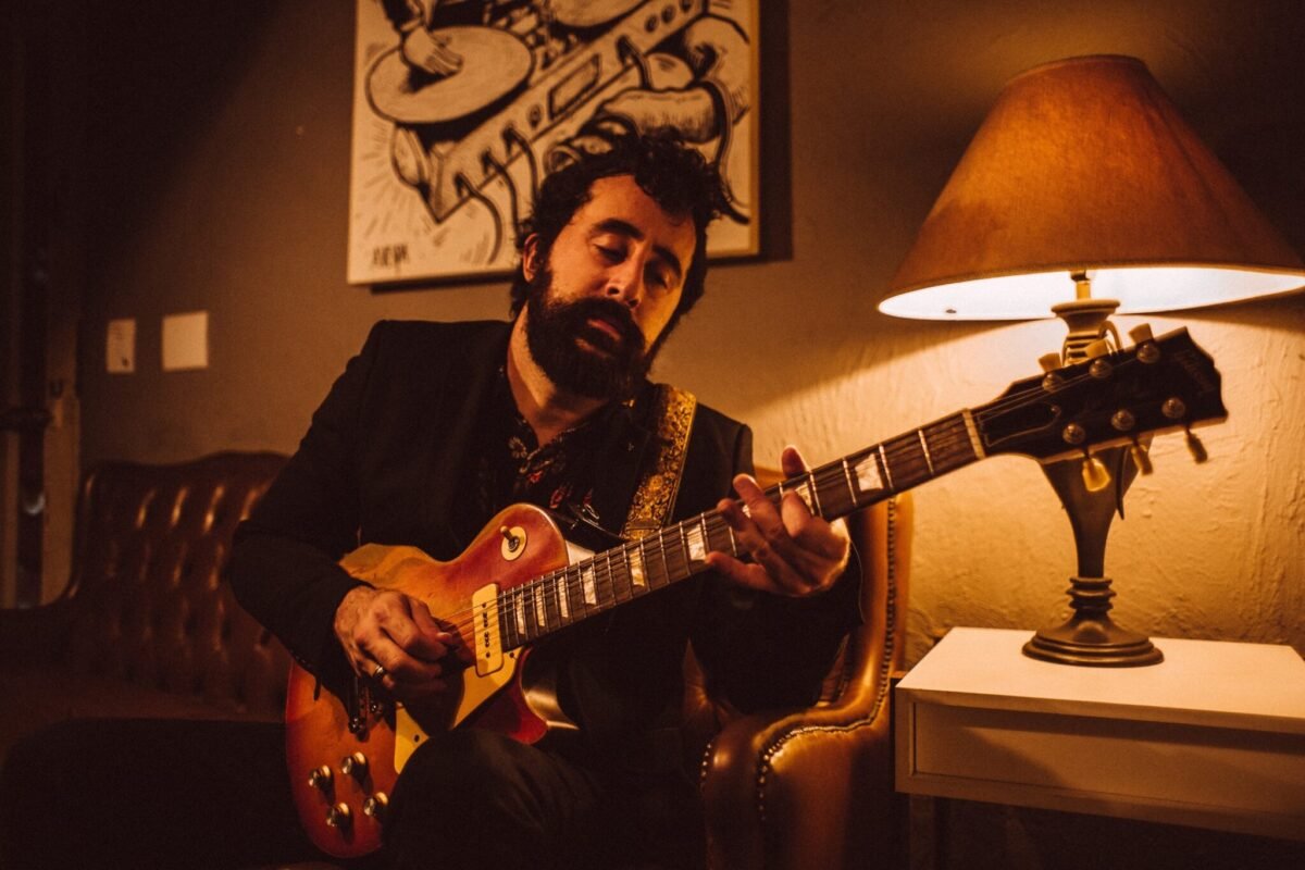 Primeiro álbum solo de Filippe Dias ganha edição em LP duplo