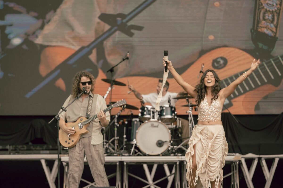 Após estreia no Lollapalooza, duo Benziê lança primeiro álbum; ouça!